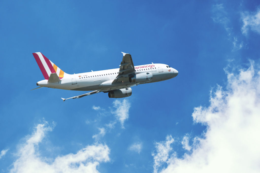 Airplane flying in the air · Free Stock Photos